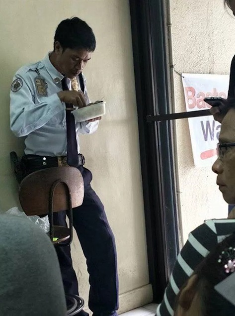 Litrato ng Isang Security Guard na Nakatayong Kumakain, Halimbawa ng ...
