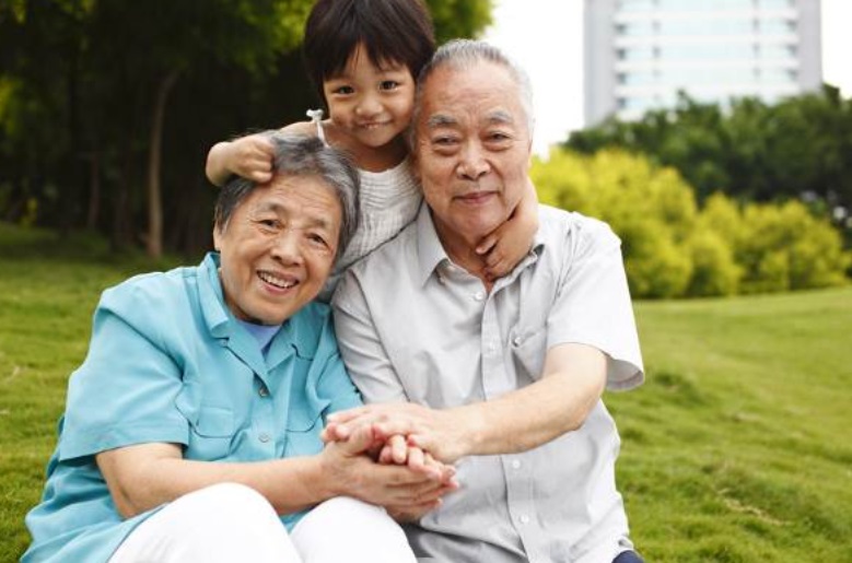 Iniwan ng ama ang kanyang anak sa kanyang lolo at lola upang magtrabaho ...