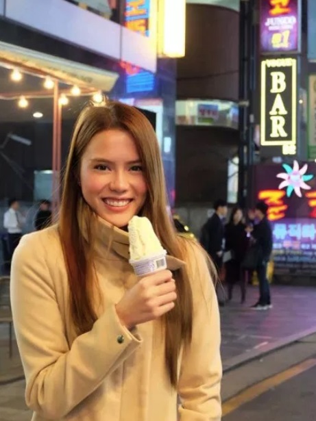 Siya si Angela Muhlach, ang magandang kapatid na babae ni Niño Muhlach ...