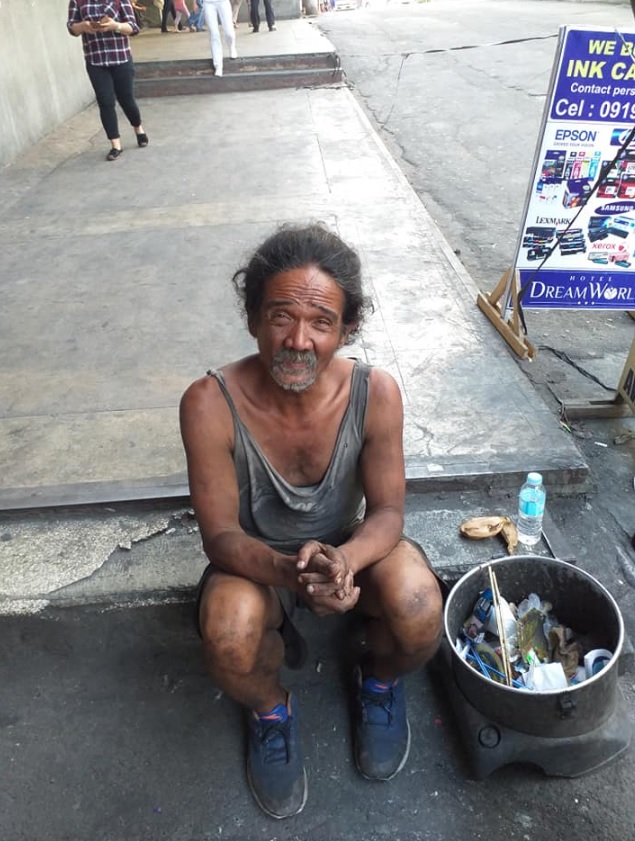 Isang lalaking natutulog sa lansangan ang tinulungan ng isang Pastor | Juan Tambayan