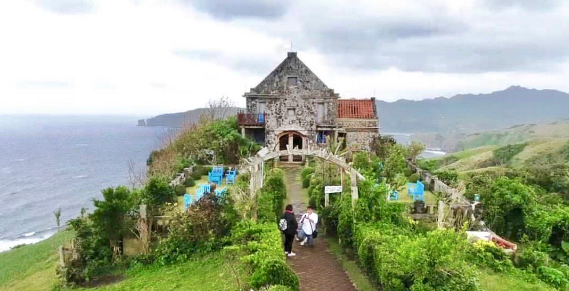 Nagbahagi ang netizen na ito ng mga nakamamanghang larawan ng Batanes ... Nagbahagi ang netizen na ito ng mga nakamamanghang larawan ng Batanes ...