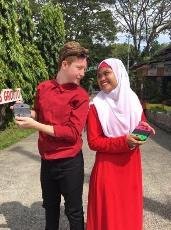 Isang Amerikano, pinakasalan ang isang OFW na pinay dahil sa pagkaka ...