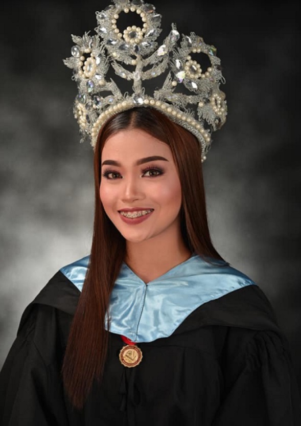 Toga o Korona? Isang babaeng nakayang pagsabayin ang pagaaral at ...