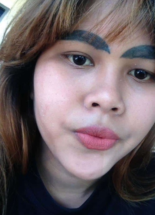 Nagpatattoo ang babae na ito ng kaniyang kilay sa murang halaga ngunit laking gulat niya ng ito ...