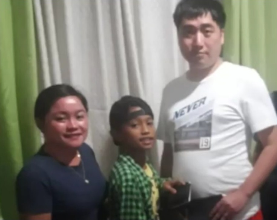 Isang 14 na taong gulang na bata ang nagbalik ng P150,000 na nakita nito sa palikuran ng isang ...