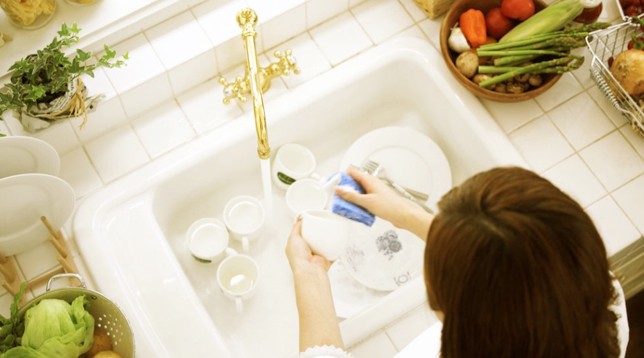 Ang paghuhugas ng mga pinggan ay nakaka-baba ng stress ayon sa isang ...