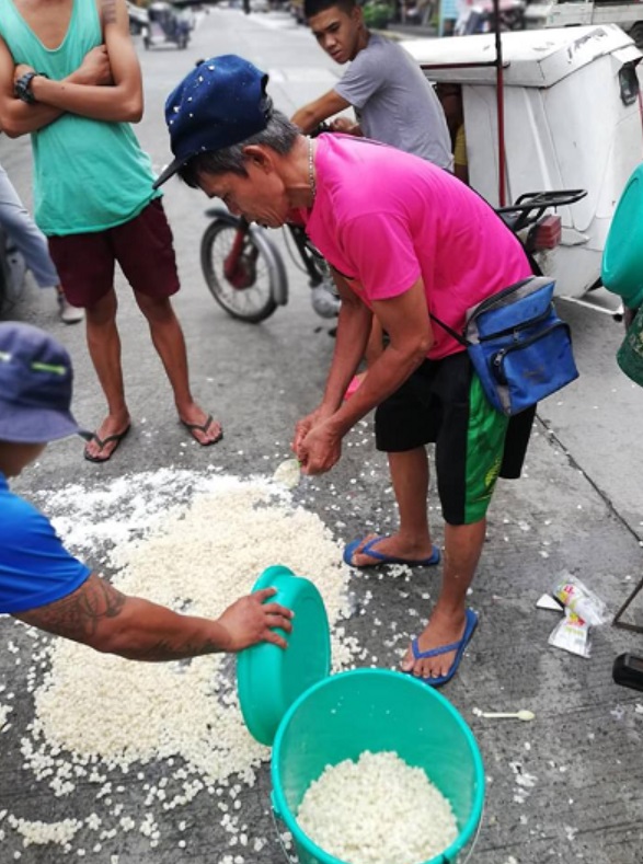 Isang tindero ng binatog nasagi ng isang tricycle na hindi man lang ... Isang tindero ng binatog nasagi ng isang tricycle na hindi man lang ...
