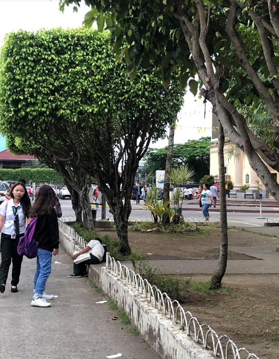 Nakuhanan Ng Isang Larawan Ang Bata Na Ito Dahil Sa Nakatulog Ito Habang Nagtitinda Ng
