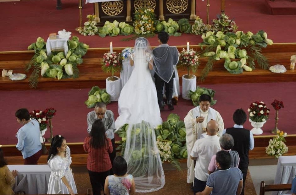 Sariwang gulay ang naging dekorasyon sa kasal na ito imbes na ...