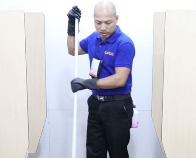 Isang janitor sa NAIA, nagsauli ng isang bag na may laman na P425,000 ... Isang janitor sa NAIA, nagsauli ng isang bag na may laman na P425,000 ...