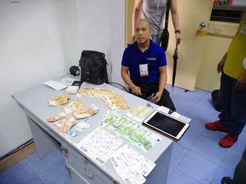 Isang janitor sa NAIA, nagsauli ng isang bag na may laman na P425,000 ... Isang janitor sa NAIA, nagsauli ng isang bag na may laman na P425,000 ...