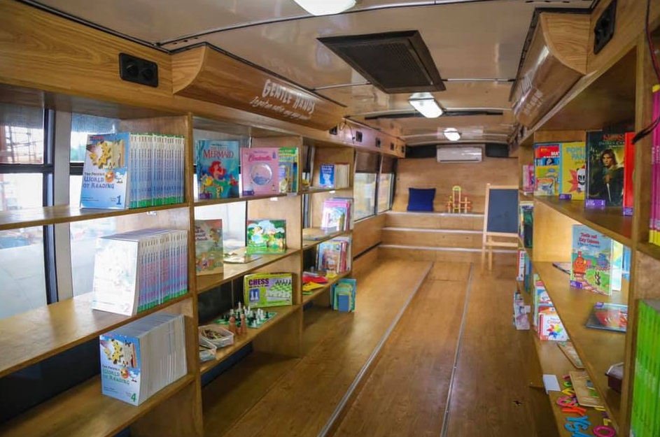 Bus company ginawang “library on wheels” ang luma nilang bus para ...
