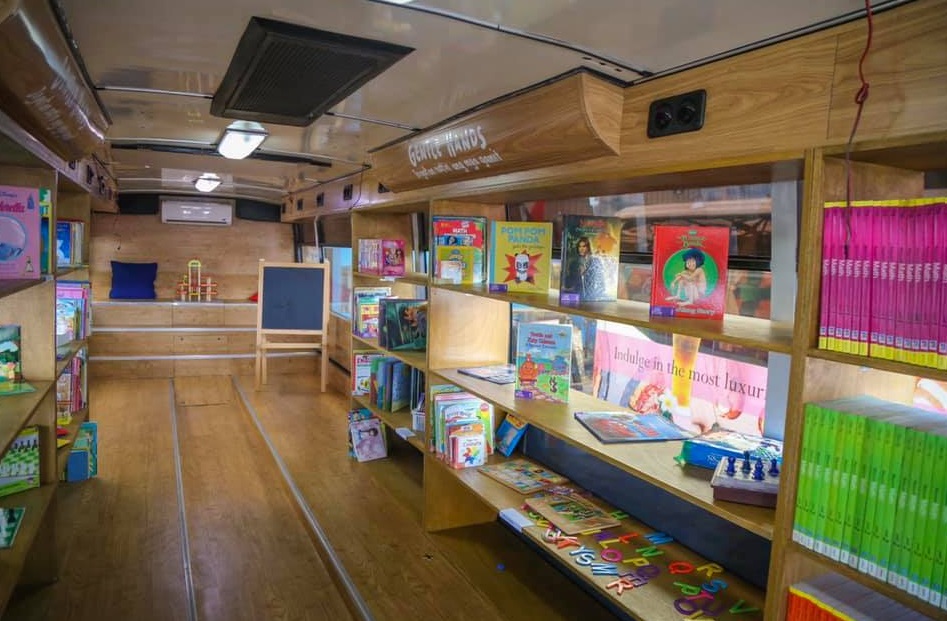 Bus company ginawang “library on wheels” ang luma nilang bus para ...