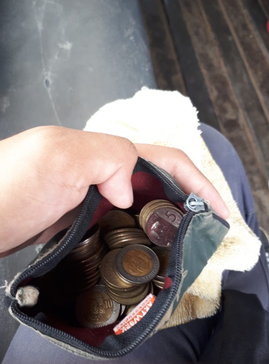 Lalaki na nagbayad ng P500 sa dyip, sinuklian ng barya ng tsuper! Umani ...