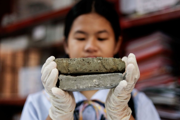 Mga Pilipinong mag-aaral nakagawa ng mga “bricks” sa pamamagitan ng ...