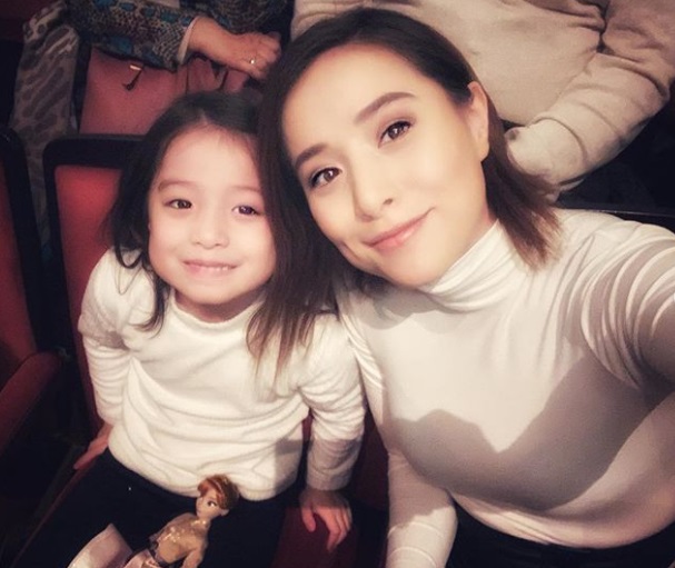 “Twinning photos” ng mag-inang Cristine Reyes at anak nitong si Amarah ...