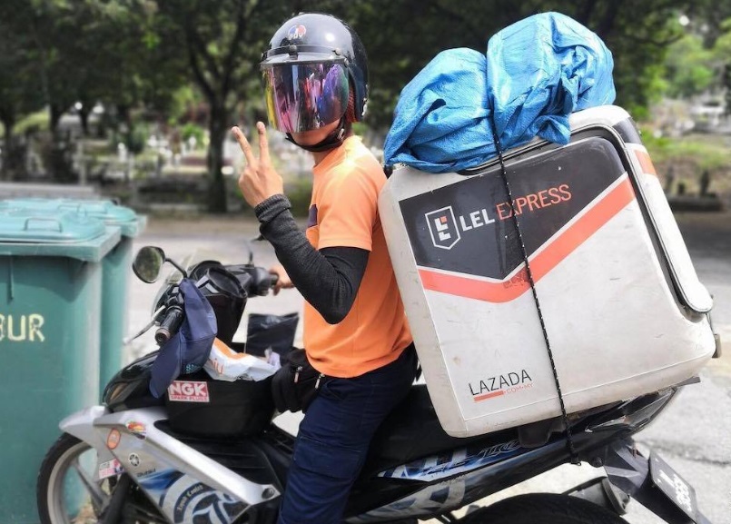 Delivery man, namataang umiiyak sa gitna ng ulan matapos tanggihan ng ...