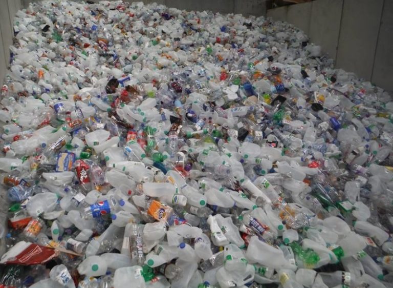 Kompanyang gumagamit ng mga plastik na bote para sa paggawa ng kalsada ...