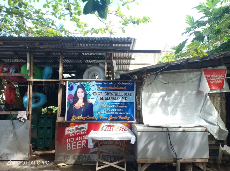 Isang estudyanteng nakatira sa tagpi-tagping bahay proud na ipinaskil ...