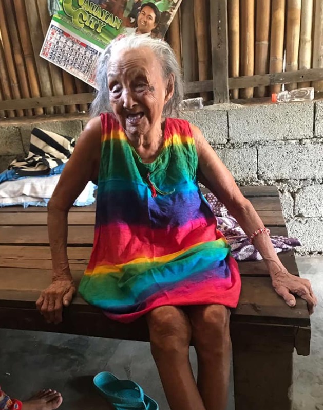 Raffy Tulfo personal na naghatid ng relief goods sa dalawang matandang babae na ito, edad 80 at ...