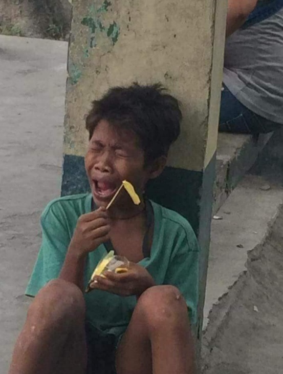 Batang sarap na sarap sa kaniyang maasim na mangga, kinagiliwan ng ...