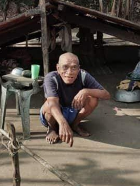 Bulag na lalaking nakatira lamang sa bubong, tinulungan ng mga ...