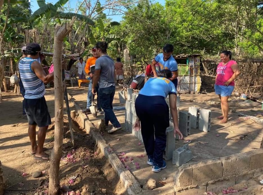 Bulag na lalaking nakatira lamang sa bubong, tinulungan ng mga ...