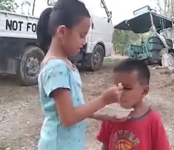 Isang 14 at 9 na taong gulang na mga bata tumayong mga magulang sa kanilang mga kapatid sa gitna ...