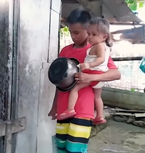 Isang 14 at 9 na taong gulang na mga bata tumayong mga magulang sa kanilang mga kapatid sa gitna ...