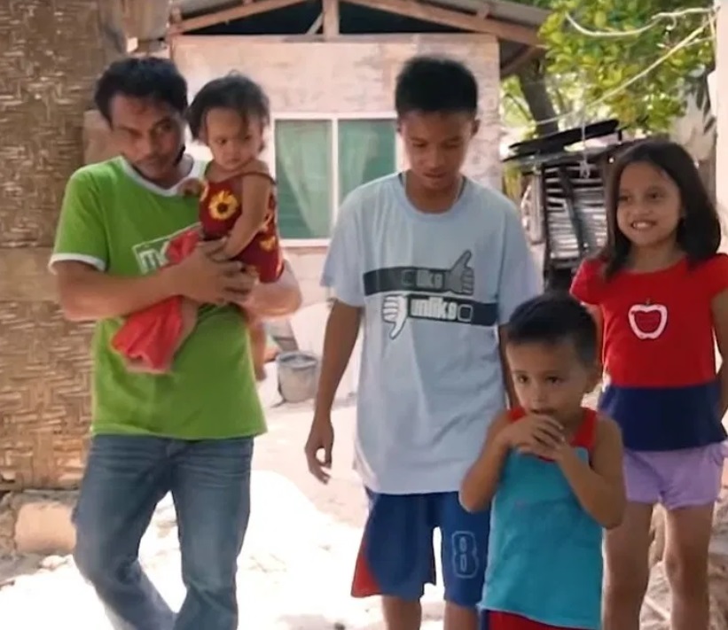 Isang 14 at 9 na taong gulang na mga bata tumayong mga magulang sa kanilang mga kapatid sa gitna ...