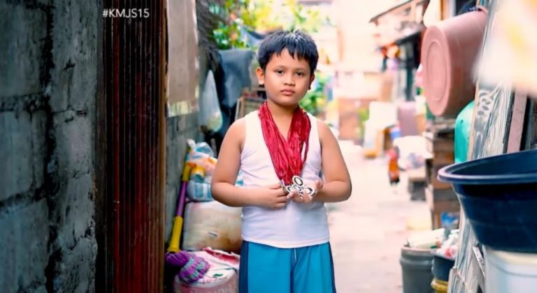 Isang siyam na taong gulang na bata ang nagbebenta ng kaniyang mga medalya para pangbili ng ...