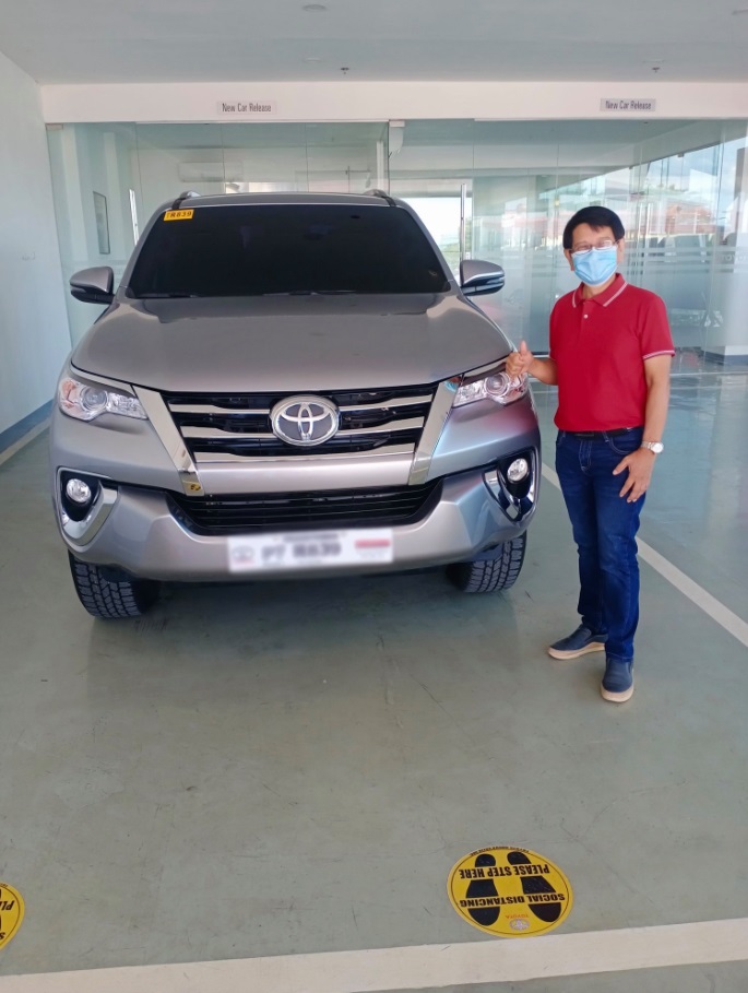 Ibinenta ng tatay na ito ang kaniyang sasakyan para sa board exam ng kaniyang anak, dalawang ...