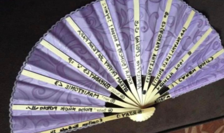 Mga pamaypay na mayroong nakasulat na mga pangalan ng mga kaibigan mo ...